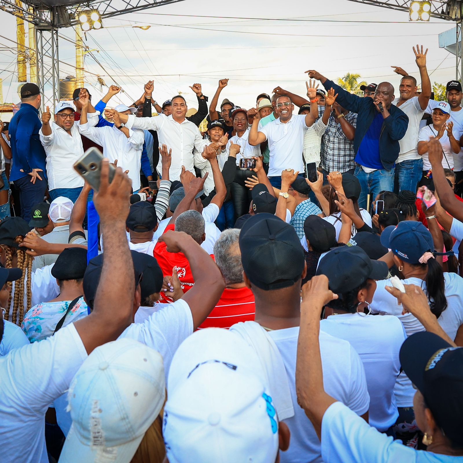 Víctor Pichardo encabeza multitudinaria caravana en Monte Plata junto a ...
