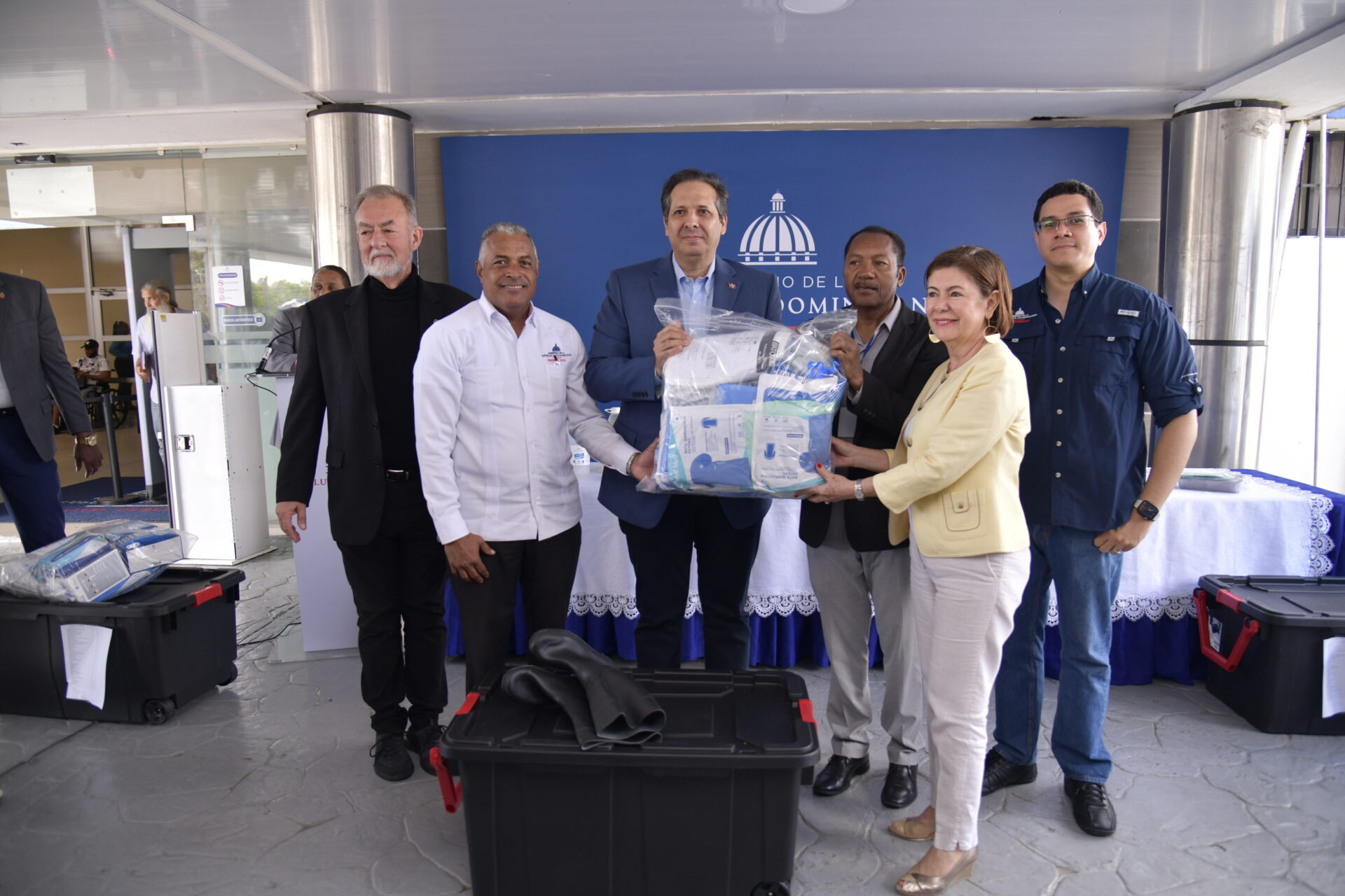 Ministro Víctor Atallah, entrega insumos y equipos de respuesta rápida ...