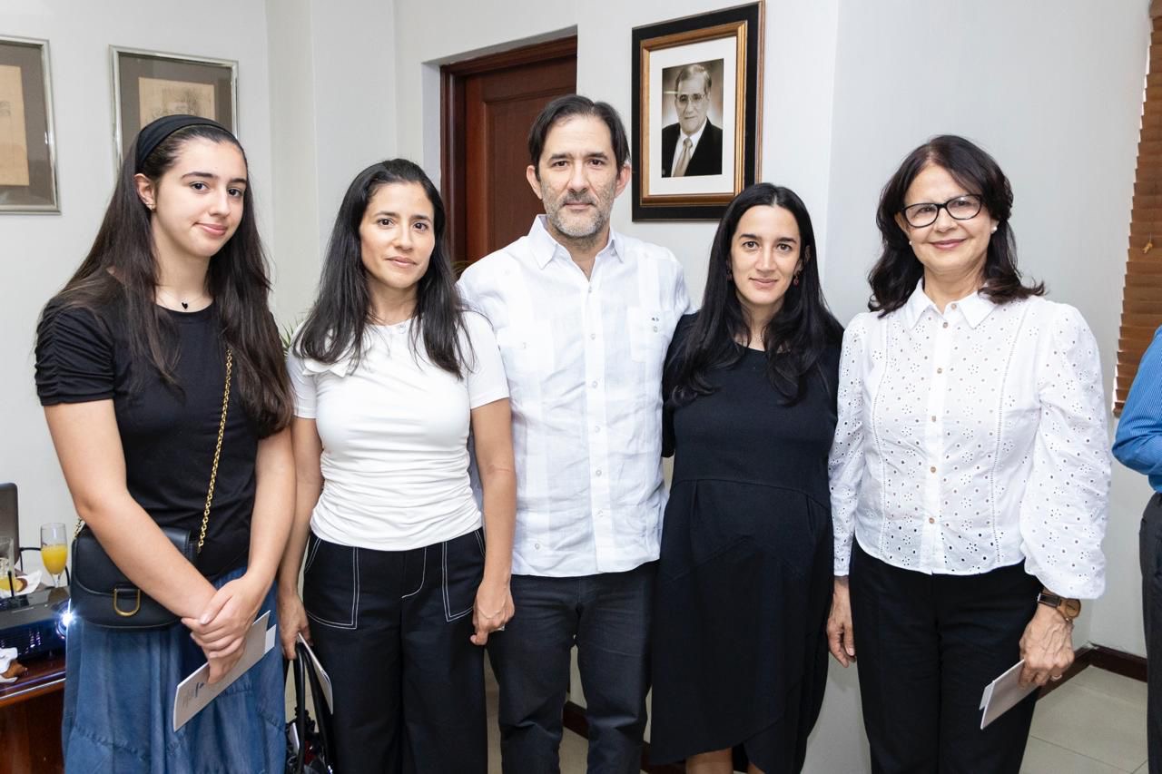 Homenaje en Recuerdo de Don Mario Dávalos Fundador y pasado Presidente ...