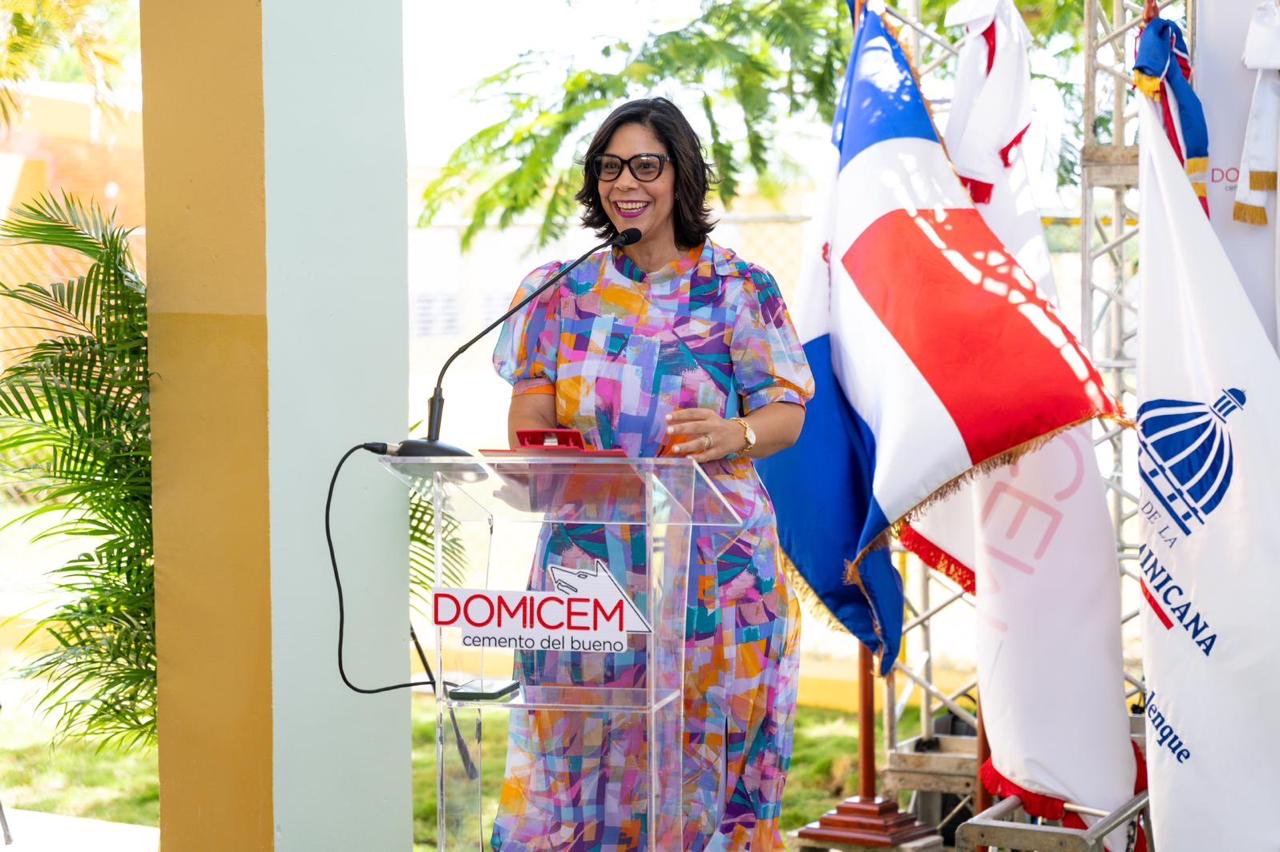 Domicem aportaAulas de Educación Especificas en la comunidad de Sabana ...