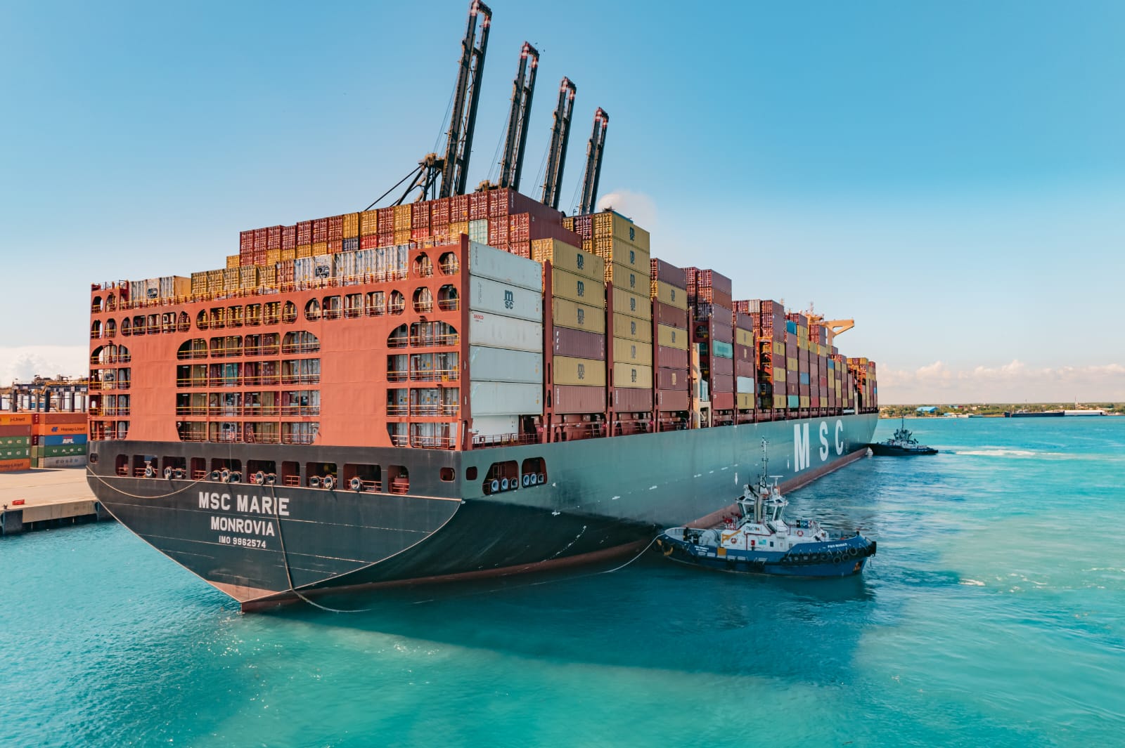 Atraque de buque de 17,644 TEUS en terminal portuaria DP World ...