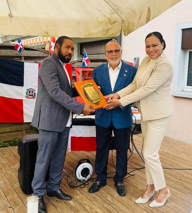 Embajador Pablo Valentín Rosario recibe reconocimiento de la comunidad ...